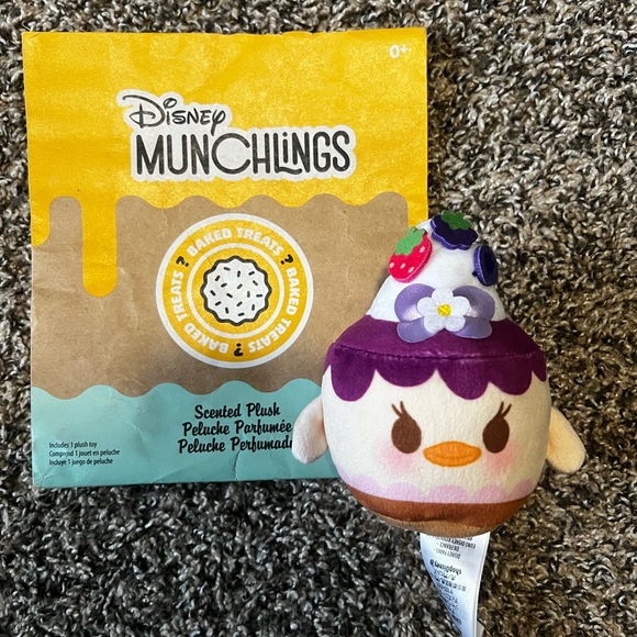 Disney | Toys | Daisy Duck Triple Berry Compote Cheesecake Munchlings ...